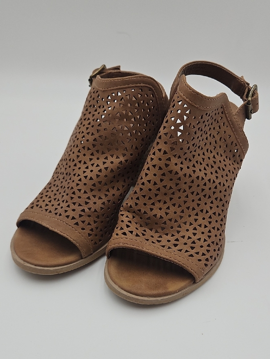 Universal Thread | Shoes | Universal Thread Brown Lasercut Opentoe ...